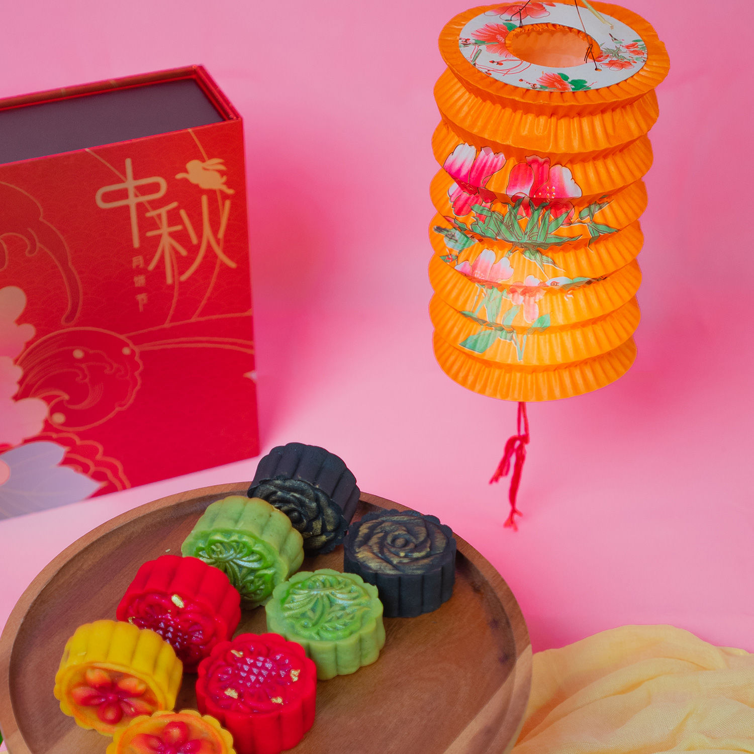 Assorted Mooncakes N Traditional Lantern Set Delivery in Singapore - FNP SG