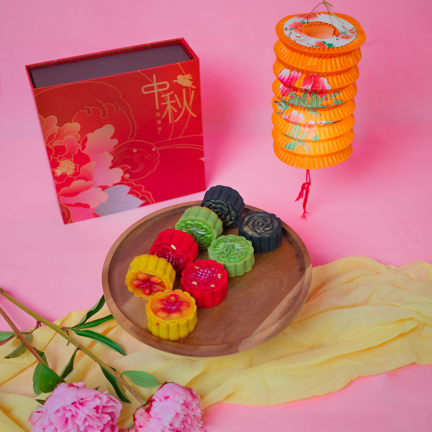 Assorted Mooncakes N Traditional Lantern Set Delivery in Singapore - FNP SG