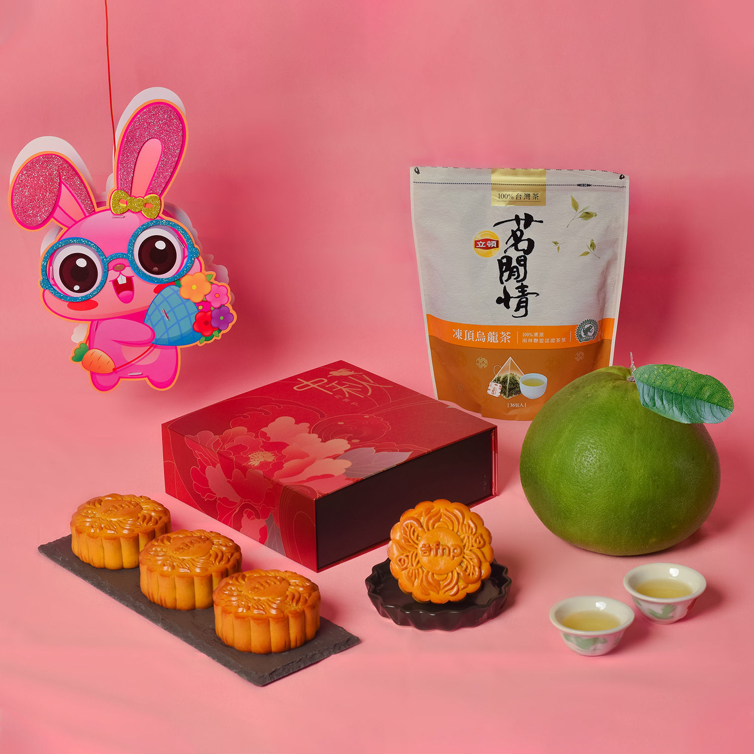 Pure White Lotus Single Yolk Mooncakes And Pomelo Lipton Tea And ...