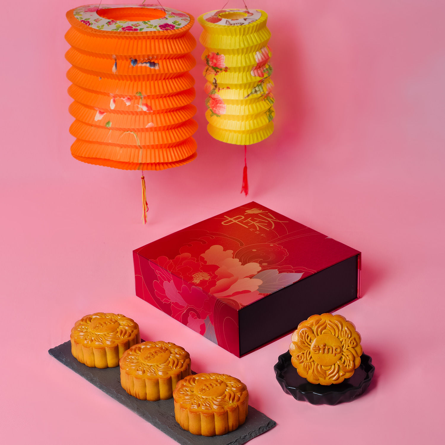 Pure White Lotus Single Yolk Mooncakes And Traditional Lantern Set ...