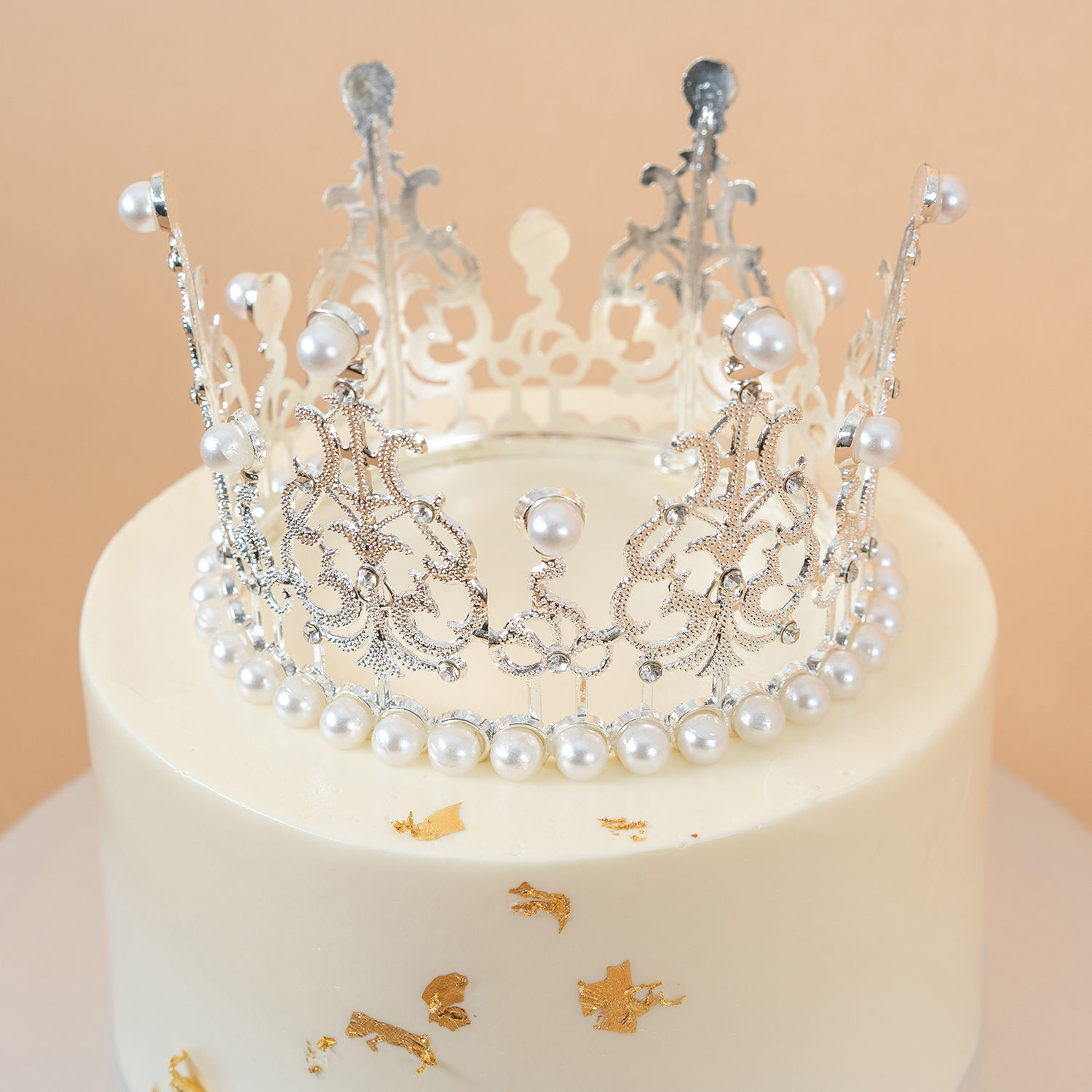 Minimalist Tiara Strawberry Cake 8 inch Delivery in Singapore - FNP SG