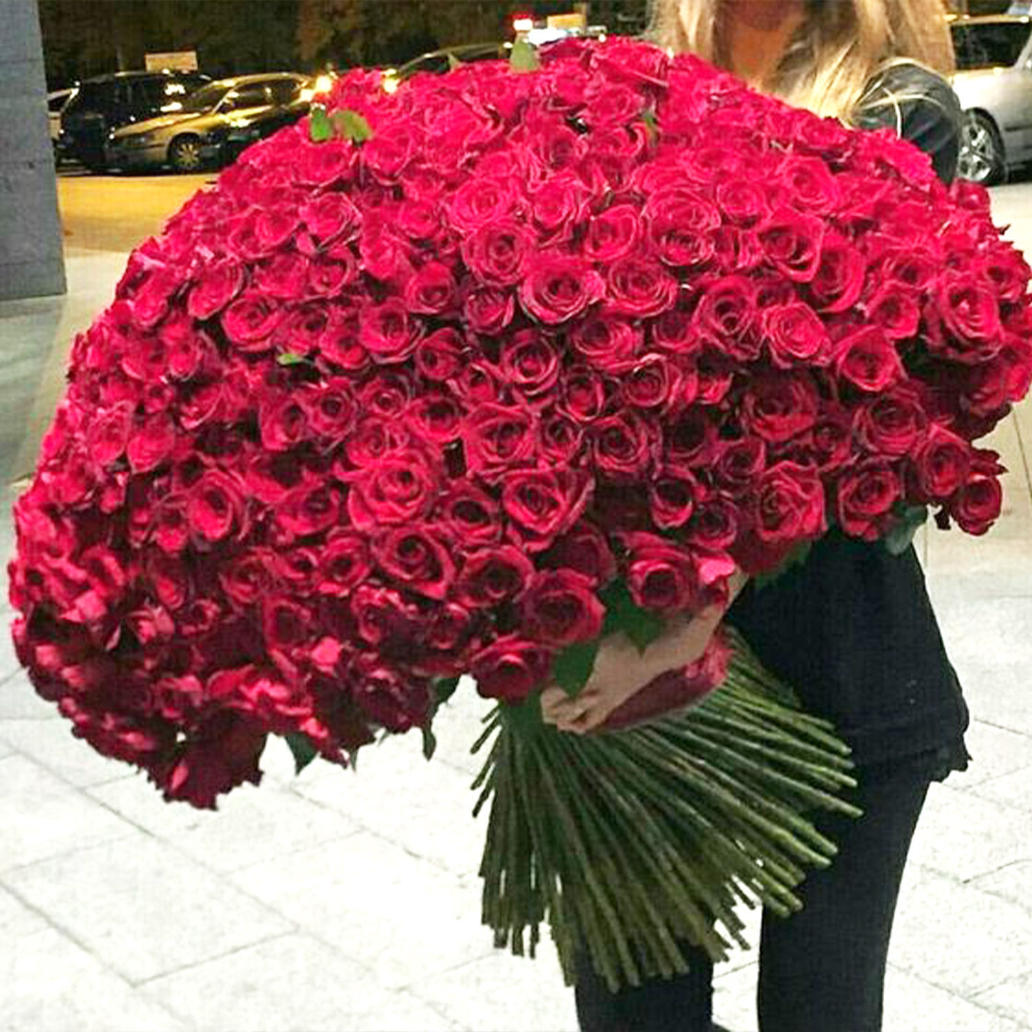 1000 Red Roses Bouquet Delivery in Singapore - FNP SG