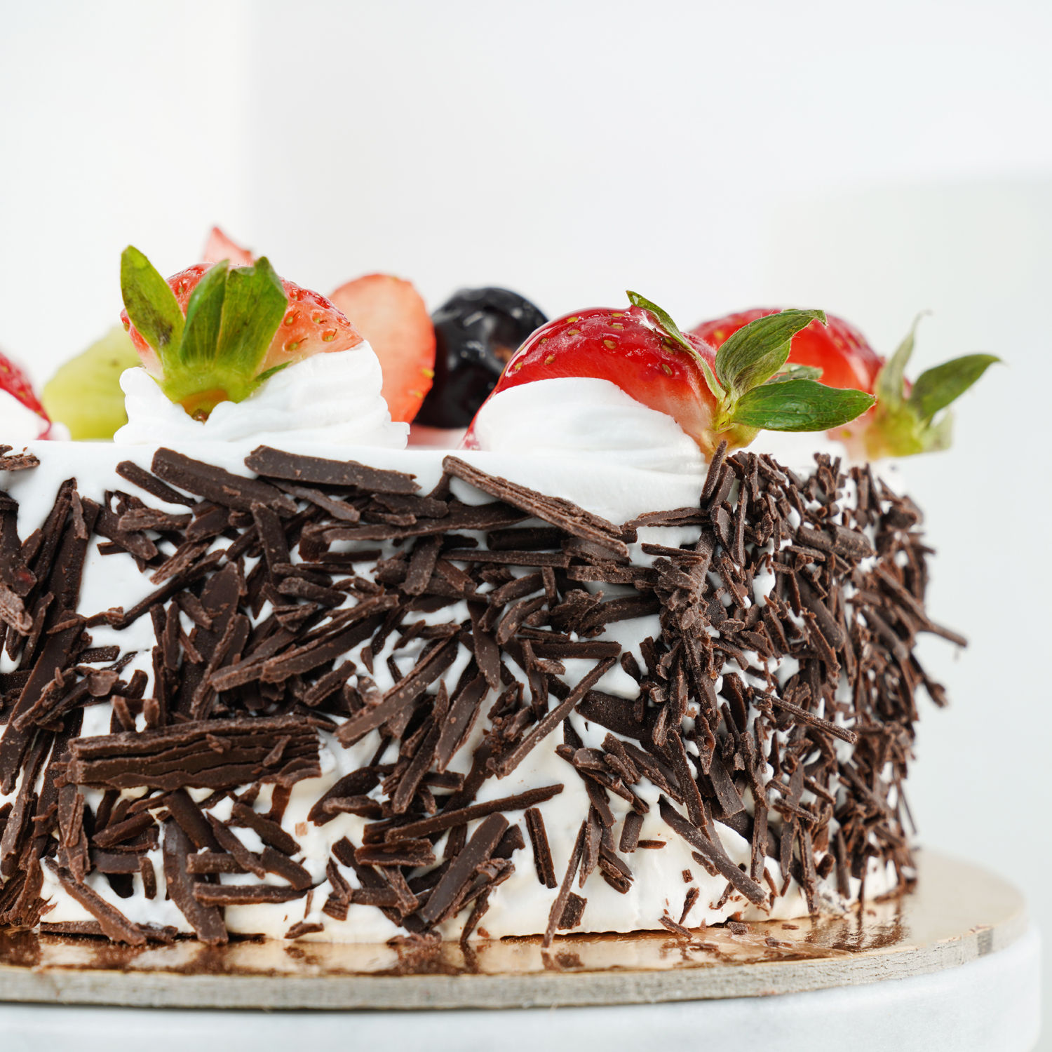 Delicious Black Forest Cakes 8 Inches Delivery in Singapore - FNP SG