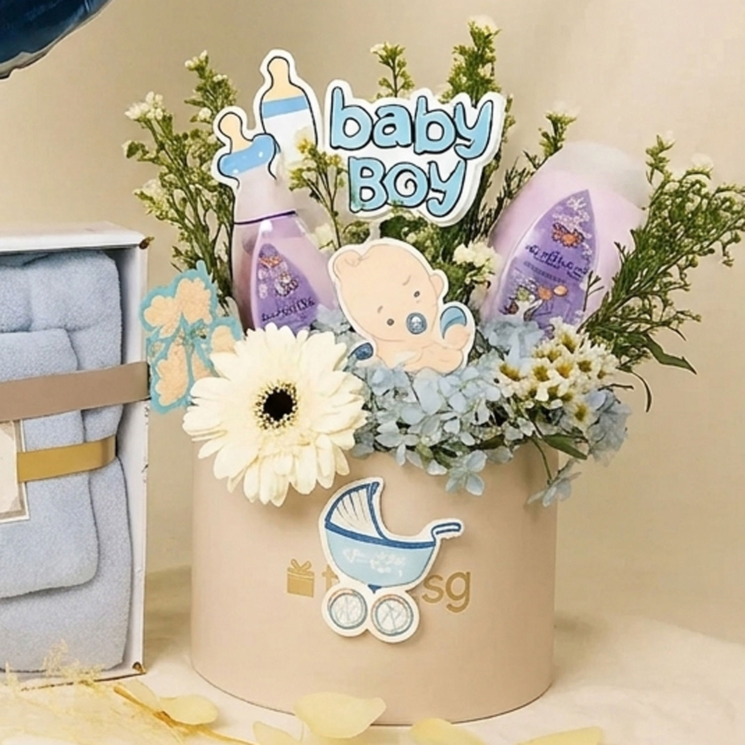 Its a Baby Boy Floral & Essentials Gift Set For Newborns Delivery in ...